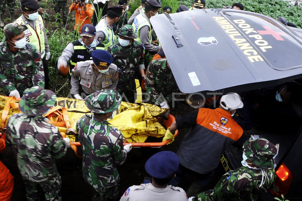 EVAKUASI JENAZAH LONGSOR PANGALENGAN | ANTARA Foto