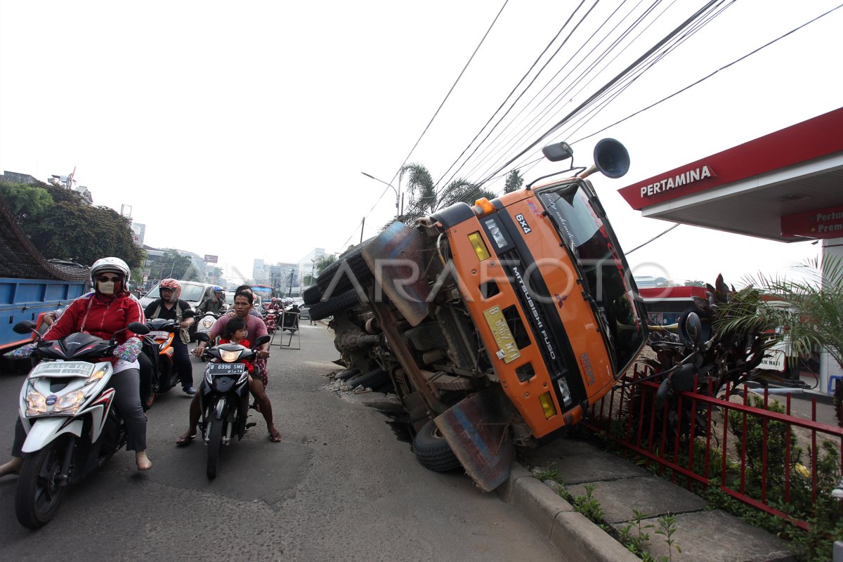 TRUK TERGULING | ANTARA Foto
