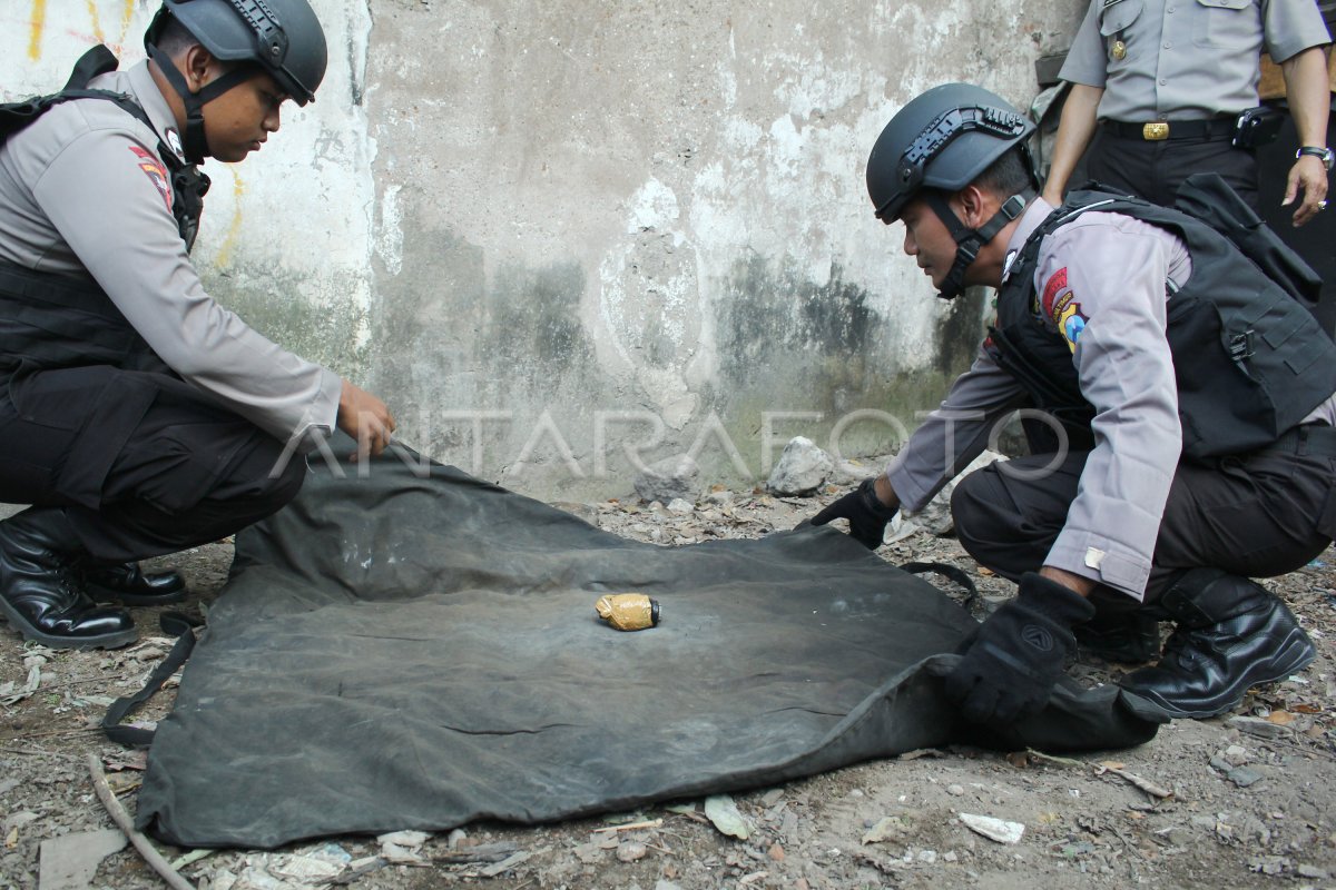 PENEMUAN GRANAT NANAS | ANTARA Foto