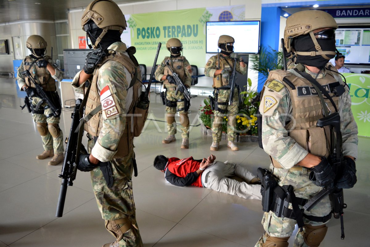 AKSI TEROR DI BANDARA | ANTARA Foto