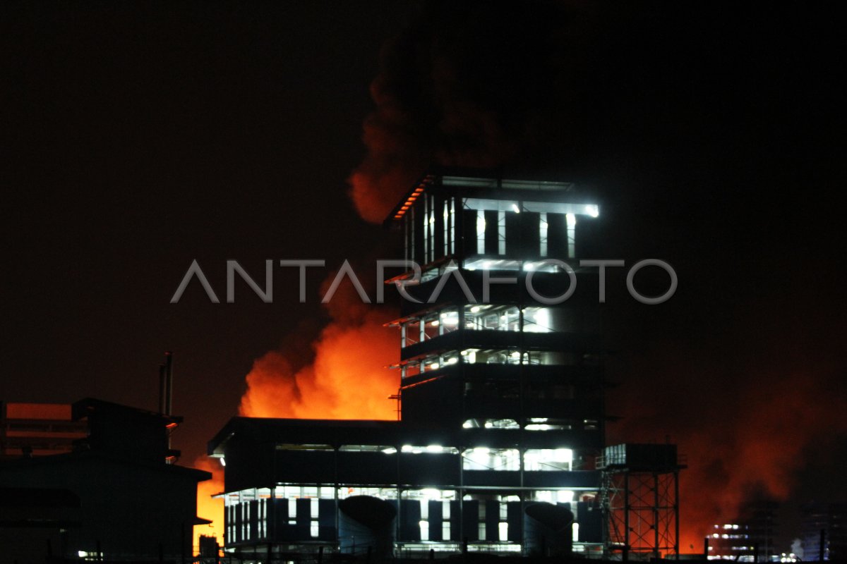 KEBAKARAN PABRIK MINYAK SAWIT | ANTARA Foto