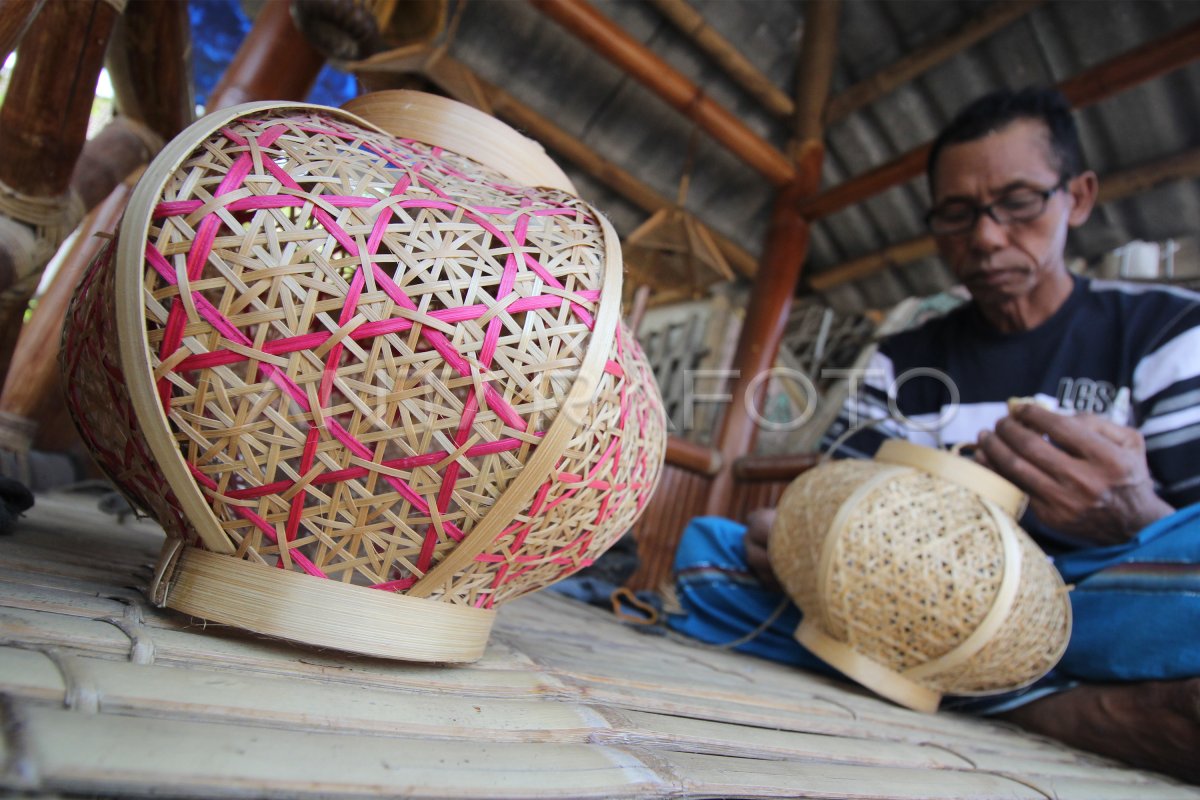 KERAJINAN HIASAN LAMPU DARI BAMBU | ANTARA Foto