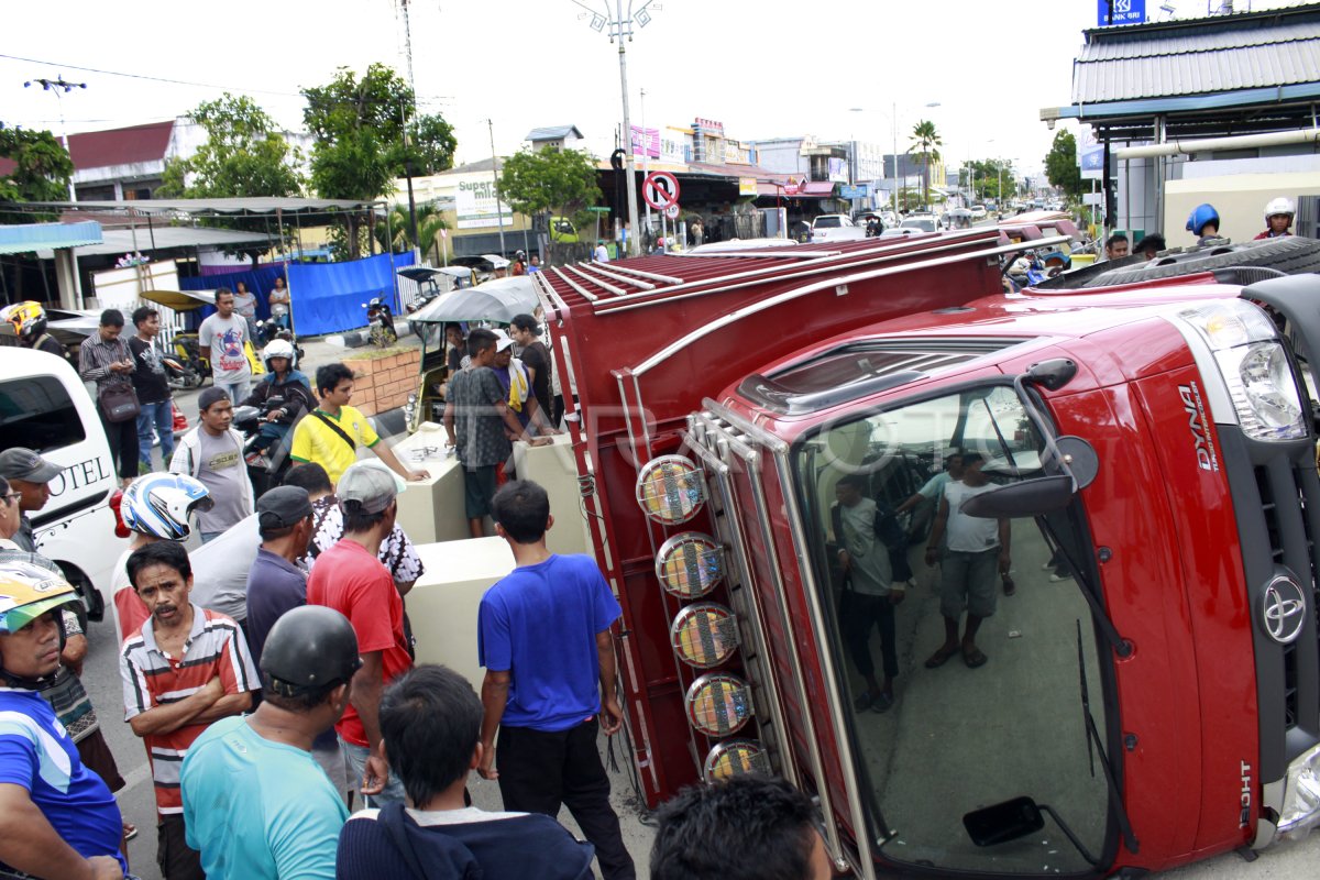 WARGA EVAKUASI TRUK TERBALIK | ANTARA Foto