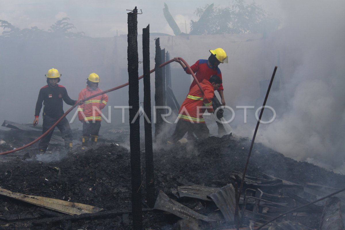 KEBAKARAN PABRIK DAUR ULANG | ANTARA Foto