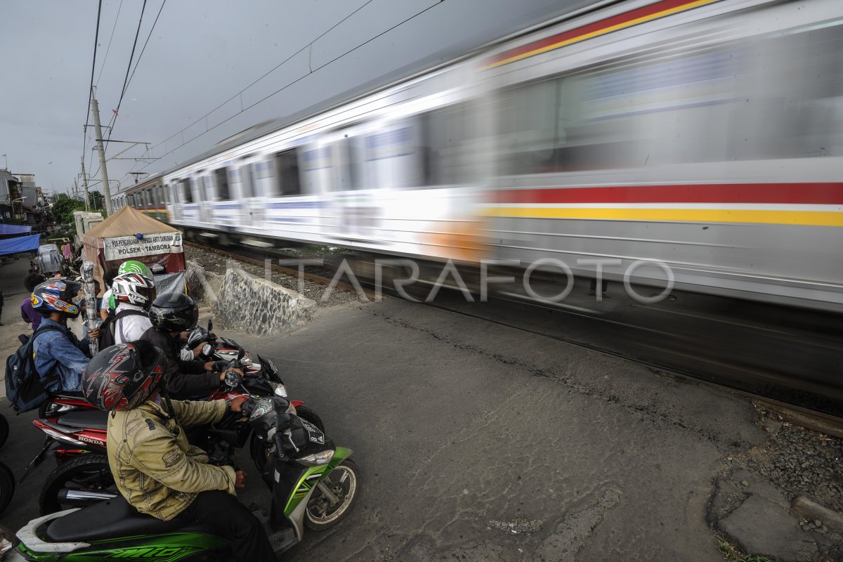 PERLINTASAN KERETA TANPA PALANG PINTU | ANTARA Foto
