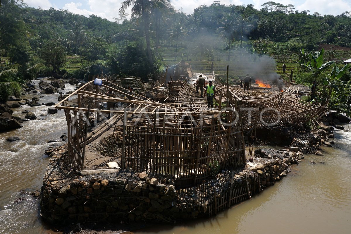 PENUTUPAN TAMBANG EMAS ILEGAL | ANTARA Foto