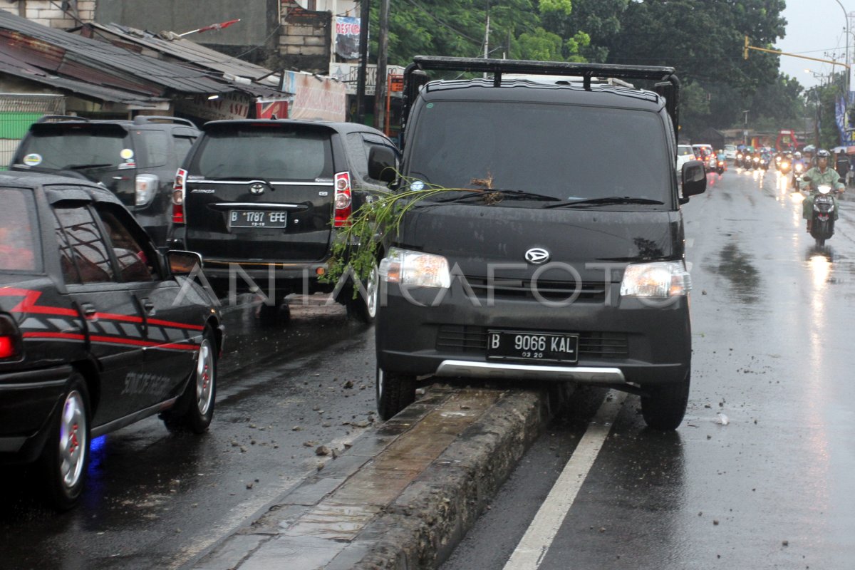 MOBIL TABRAK PEMBATAS JALAN | ANTARA Foto
