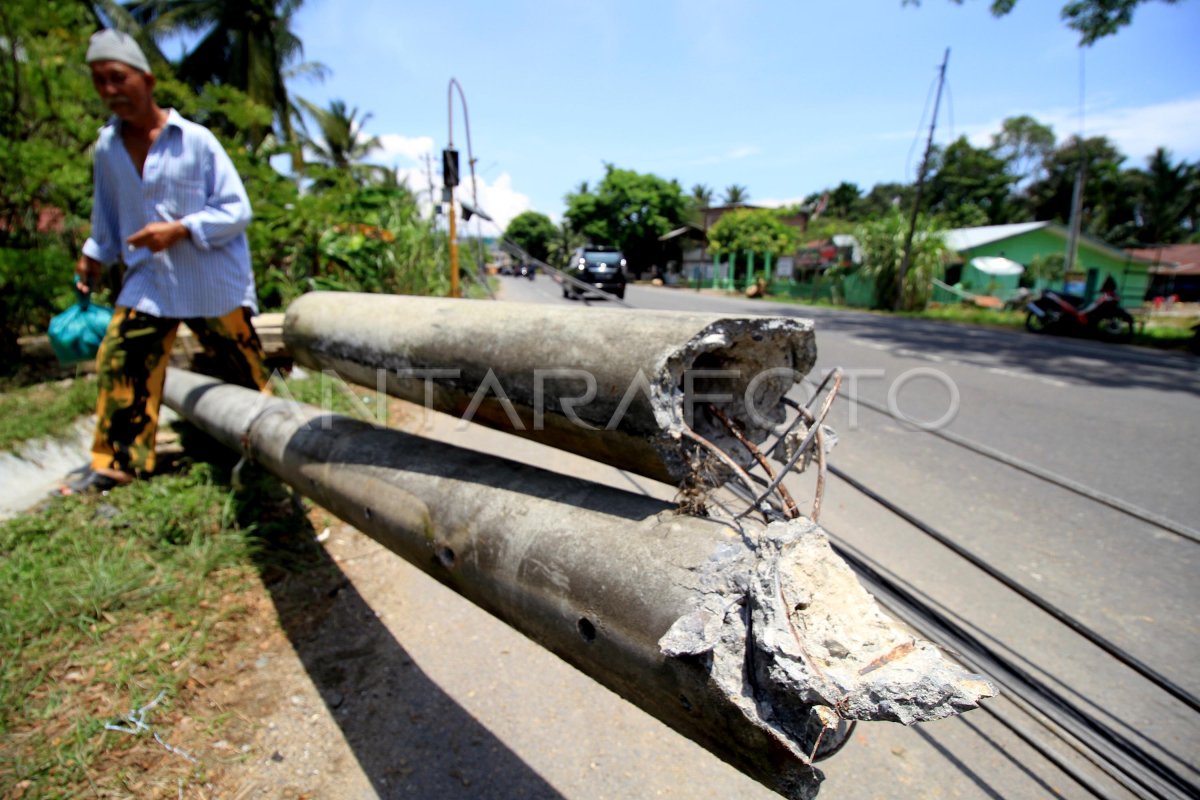 BELASAN TIANG LISTRIK TUMBANG | ANTARA Foto