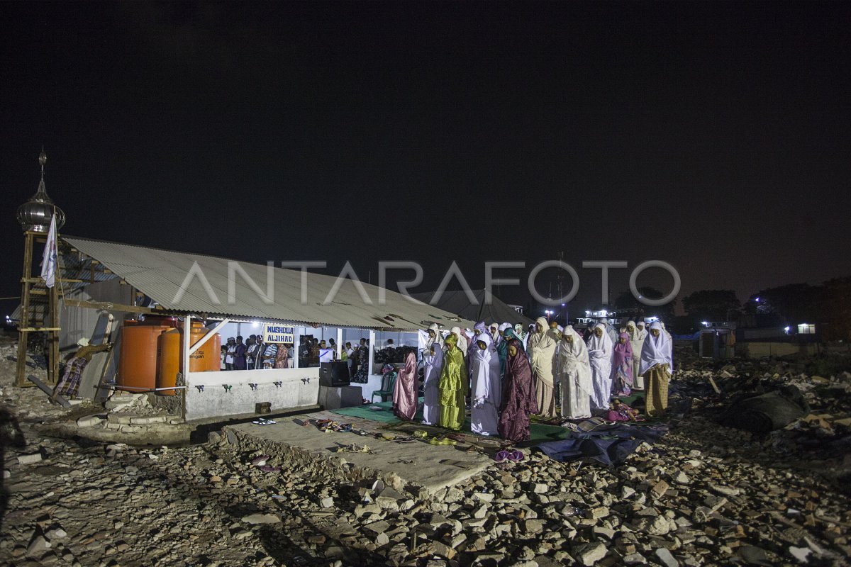 SALAT TARAWIH WARGA KAMPUNG AQUARIUM | ANTARA Foto SALAT TARAWIH WARGA KAMPUNG AQUARIUM | ANTARA Foto