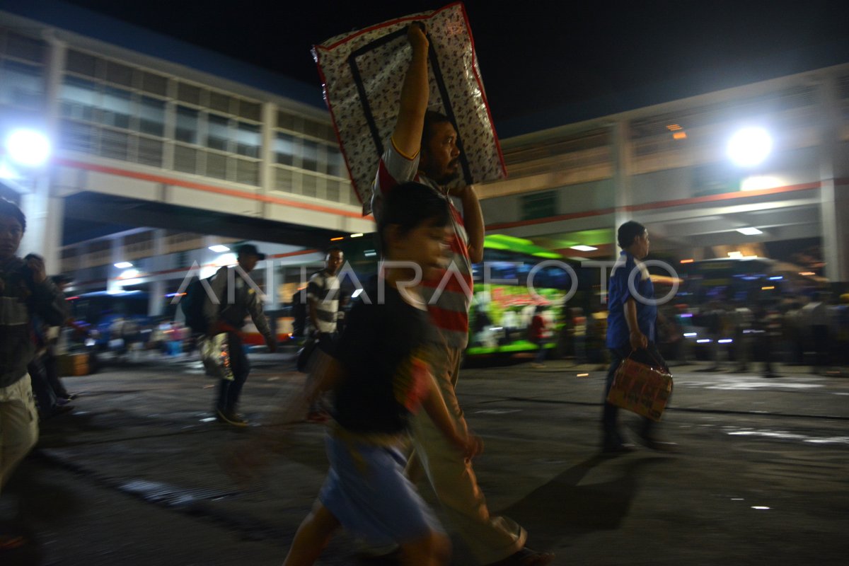 ARUS MUDIK TERMINAL BUNGURASIH | ANTARA Foto ARUS MUDIK TERMINAL BUNGURASIH | ANTARA Foto
