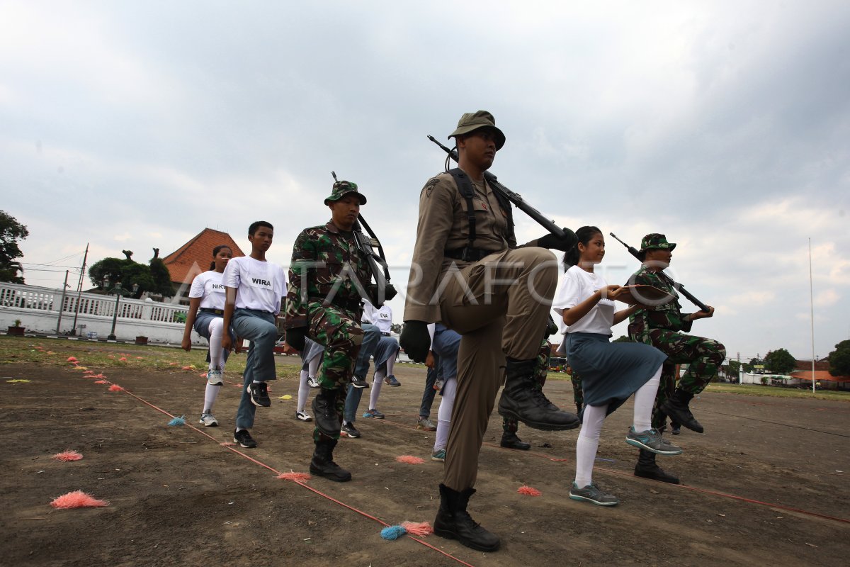 LATIHAN JELANG PERINGATAN KEMERDEKAAN R | ANTARA Foto