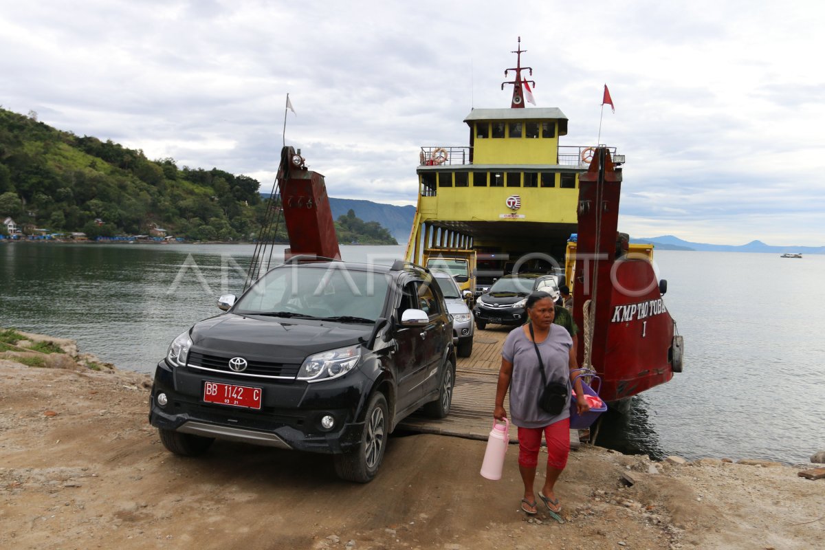 PENYEBERANGAN DI DANAU TOBA | ANTARA Foto