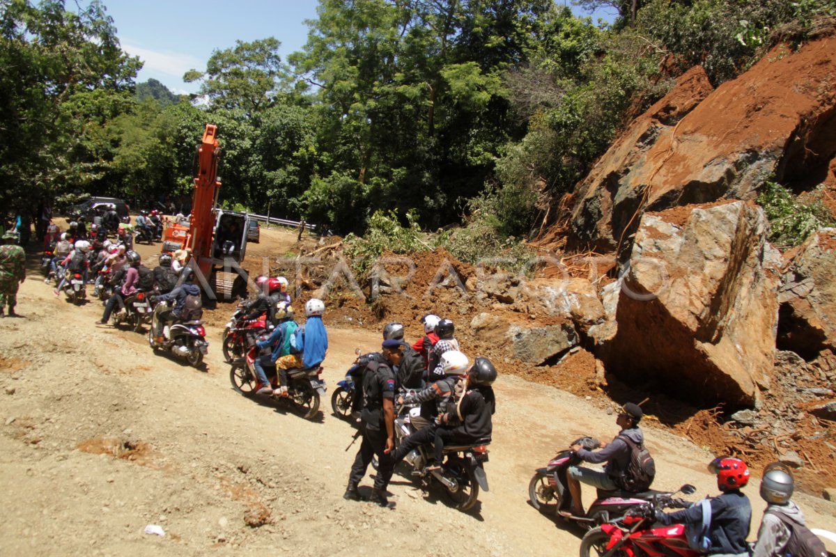 JALUR MUDIK TERGANGGU LONGSOR | ANTARA Foto