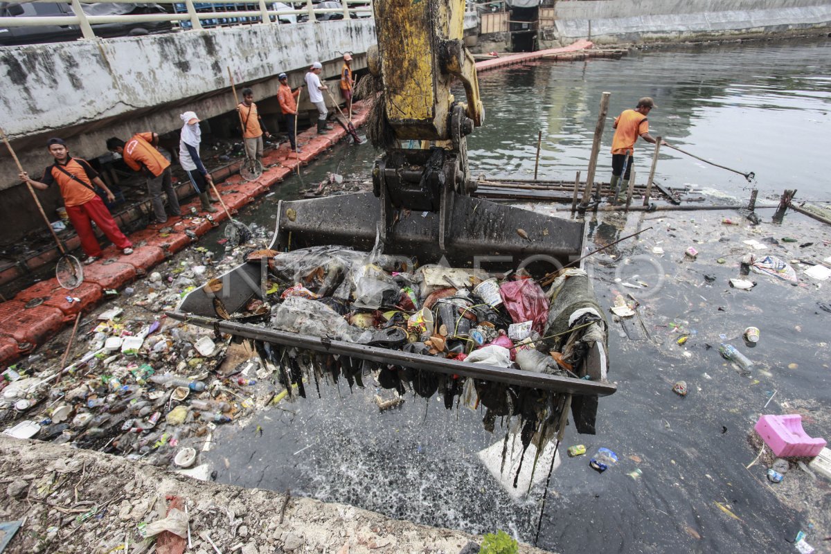 MENJAGA KEBERSIHAN SUNGAI DI JAKARTA | ANTARA Foto