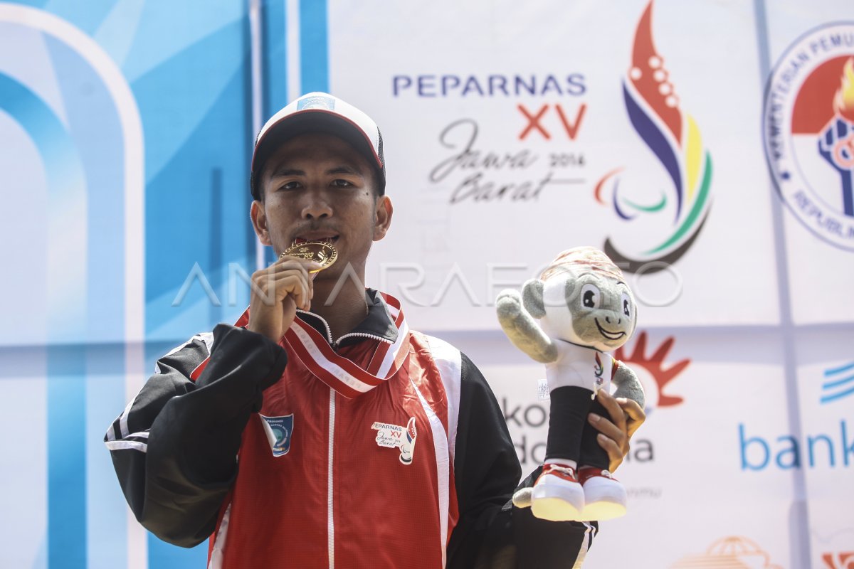 MEDALI EMAS PERTAMA PEPARNAS XV | ANTARA Foto
