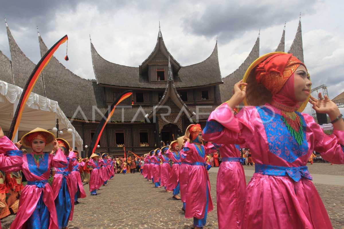 TARI KOLOSAL FESTIVAL BUDAYA MINANGKABAU | ANTARA Foto TARI KOLOSAL FESTIVAL BUDAYA MINANGKABAU | ANTARA Foto