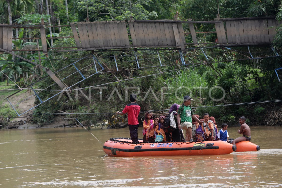 JEMBATAN GANTUNG PUTUS | ANTARA Foto