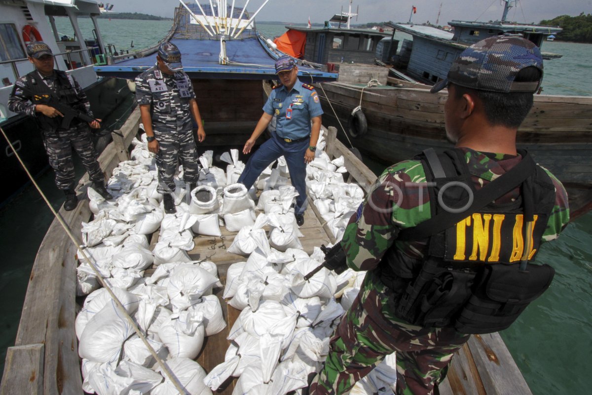 TNI AL GAGALKAN PENYELUNDUPAN PASIR TIMAH | ANTARA Foto