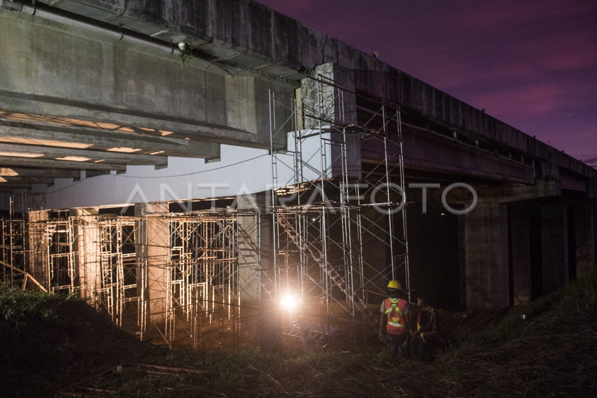 PERGESERAN JEMBATAN CISOMANG | ANTARA Foto PERGESERAN JEMBATAN CISOMANG | ANTARA Foto