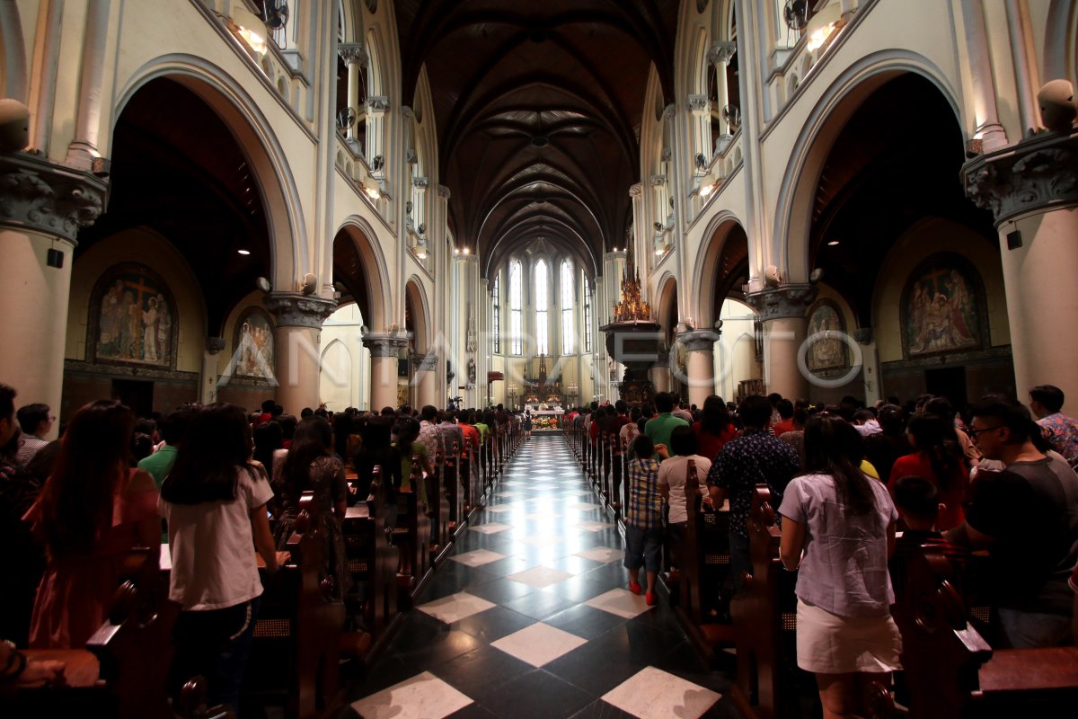 MISA NATAL GEREJA KATEDRAL | ANTARA Foto
