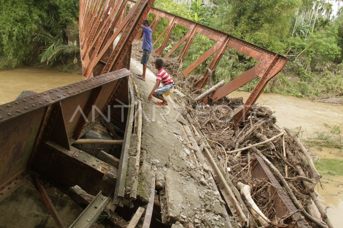 JEMBATAN RUSAK DITERJANG BANJIR | ANTARA Foto