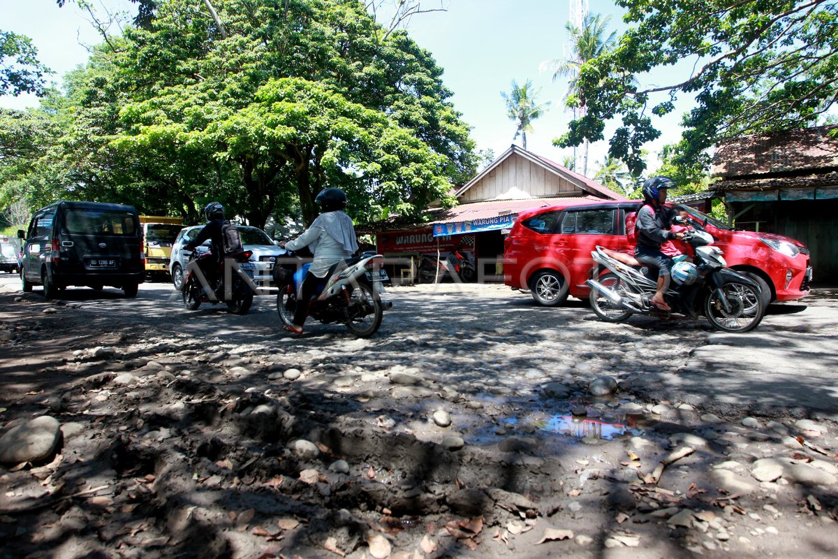 AKSES JALAN KAWASAN PARIWISATA RUSAK | ANTARA Foto
