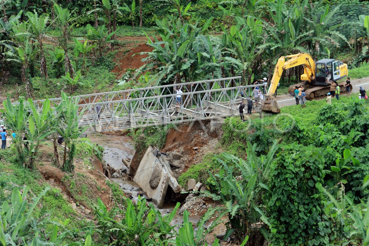 PEMBANGUNAN JEMBATAN DARURAT | ANTARA Foto PEMBANGUNAN JEMBATAN DARURAT | ANTARA Foto