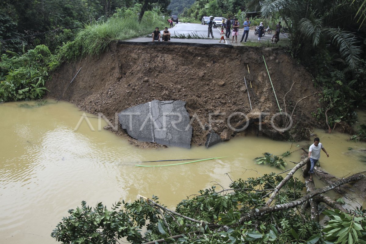 JALAN LINTAS RIAU SUMBAR PUTUS | ANTARA Foto JALAN LINTAS RIAU SUMBAR PUTUS | ANTARA Foto