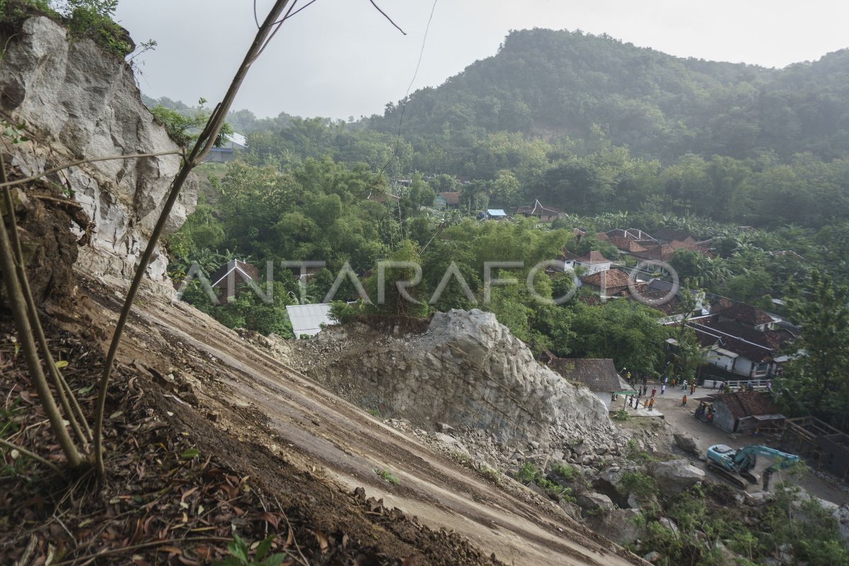LONGSOR PENAMBANGAN BATU GUNUNGKIDUL | ANTARA Foto