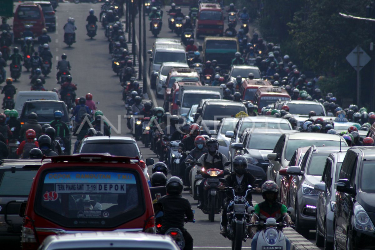 LAWAN ARUS LALU LINTAS | ANTARA Foto