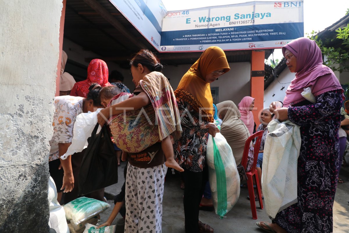 PENYALURAN BANTUAN PANGAN NON TUNAI | ANTARA Foto