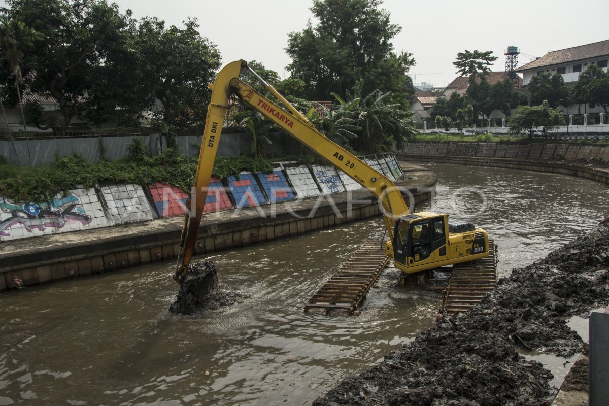 NORMALISASI SUNGAI CILIWUNG | ANTARA Foto