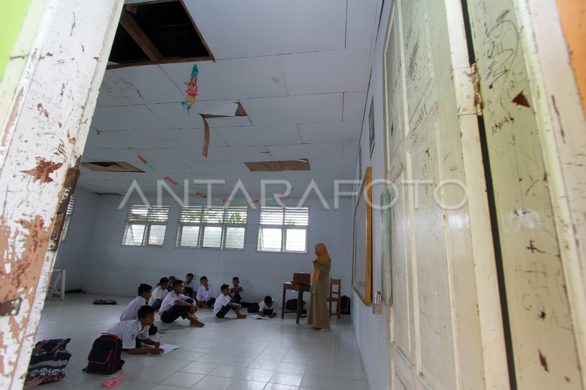 BELAJAR DI LANTAI | ANTARA Foto