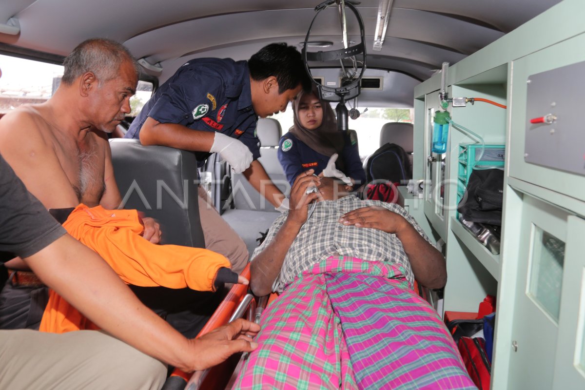 EVAKUASI KORBAN KAPAL TENGGELAM | ANTARA Foto