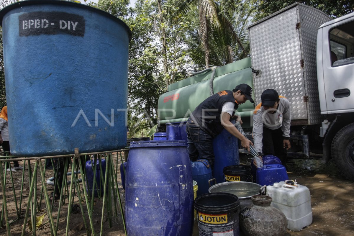 DISTRIBUSI AIR BPBD DIY | ANTARA Foto