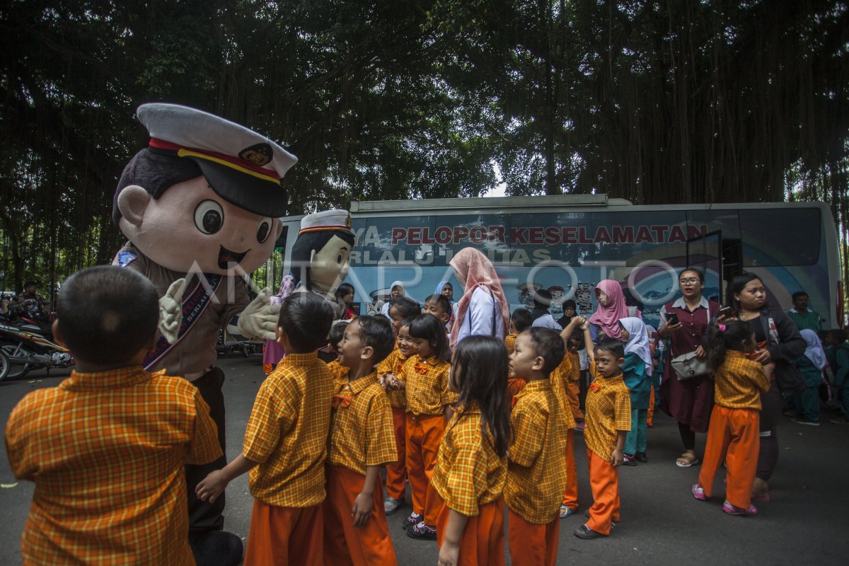 KENALKAN LALU-LINTAS SEJAK DINI | ANTARA Foto KENALKAN LALU-LINTAS SEJAK DINI | ANTARA Foto