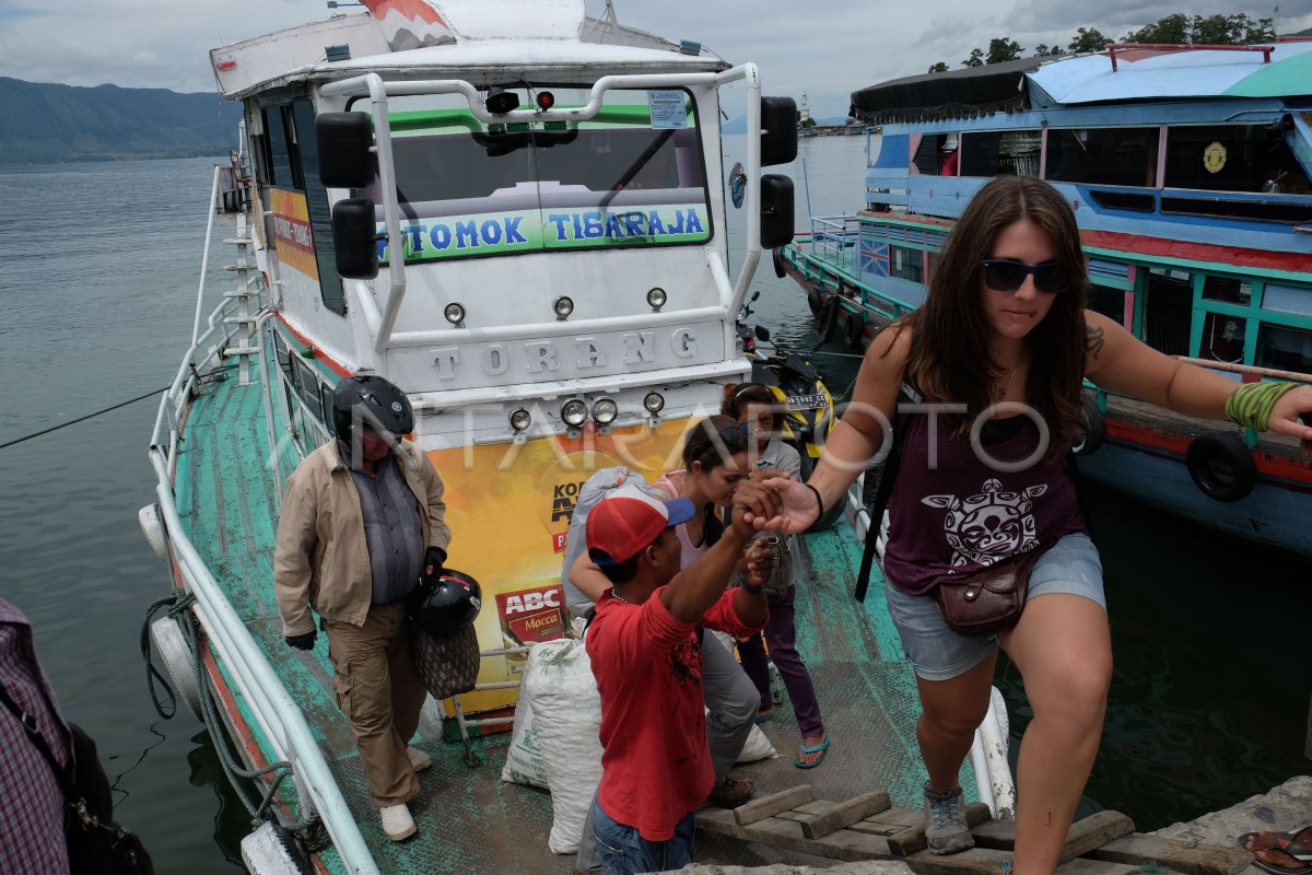 TRANSPORTASI DANAU TOBA | ANTARA Foto