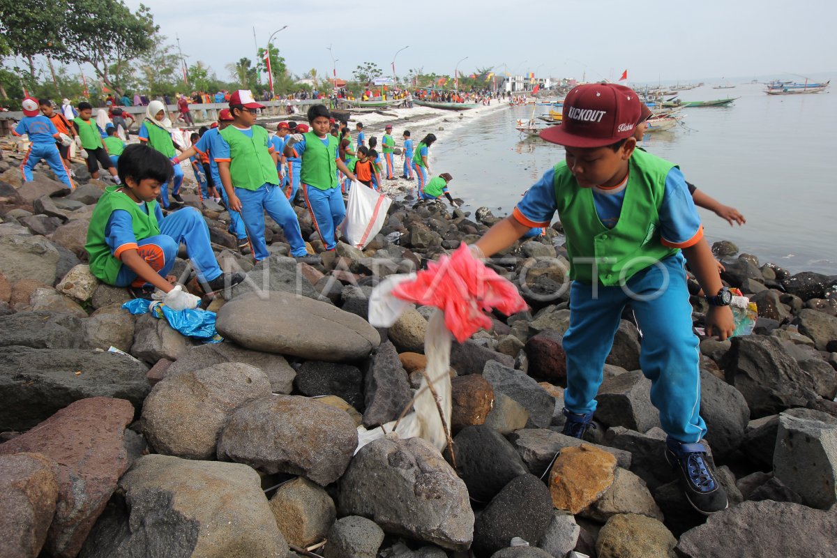 BERSIHKAN SAMPAH PLASTIK DI LAUT | ANTARA Foto