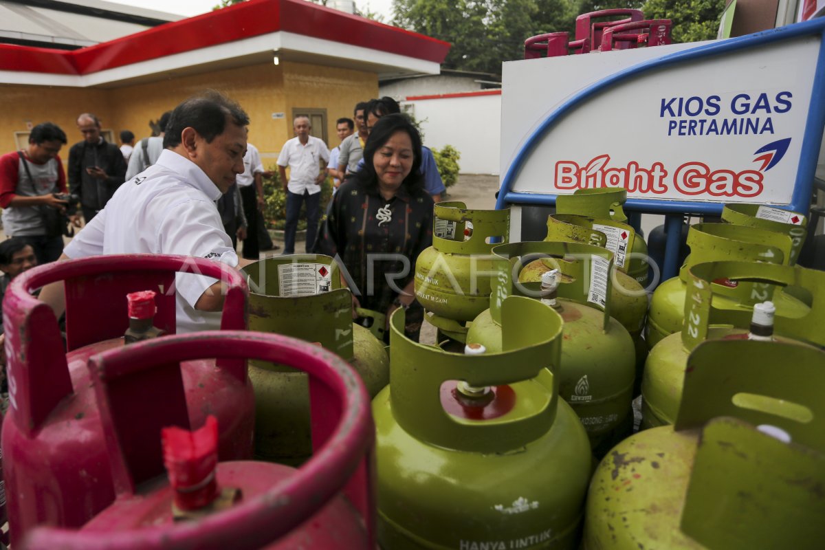 PENAMBAHAN PASOKAN GAS LPG DI SUMSEL | ANTARA Foto