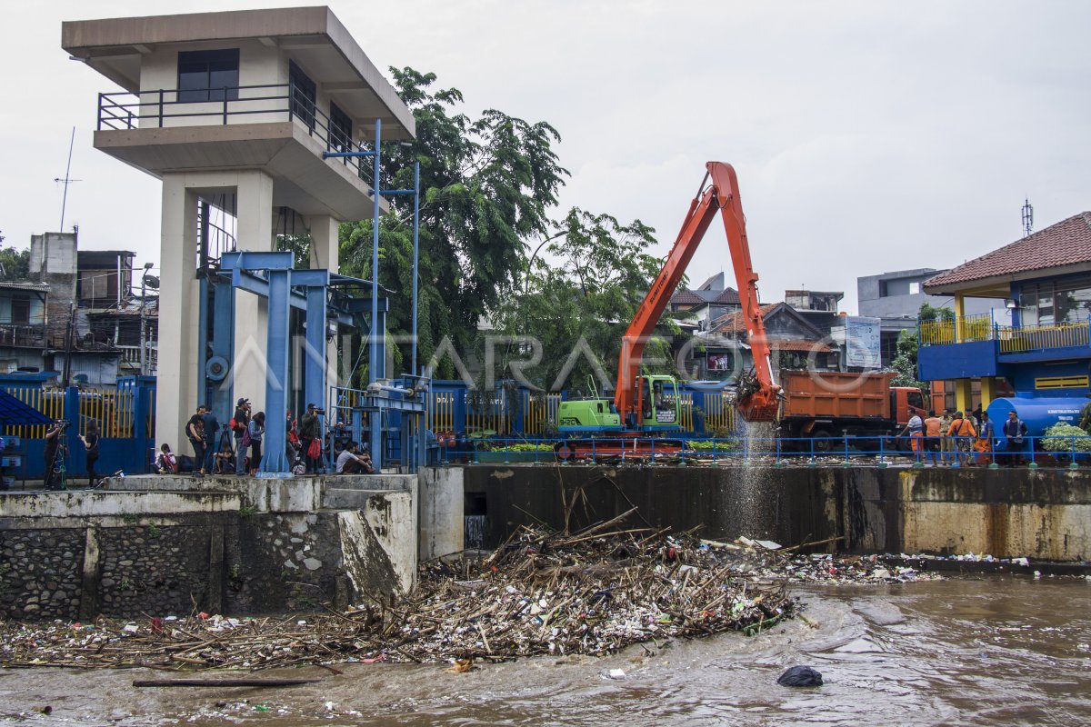 SAMPAH PINTU AIR MANGGARAI | ANTARA Foto