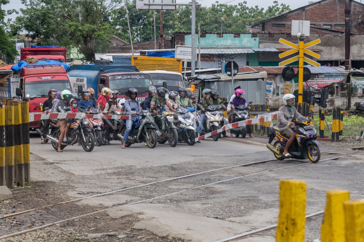 MENEROBOS PALANG PINTU KERETA API | ANTARA Foto MENEROBOS PALANG PINTU KERETA API | ANTARA Foto