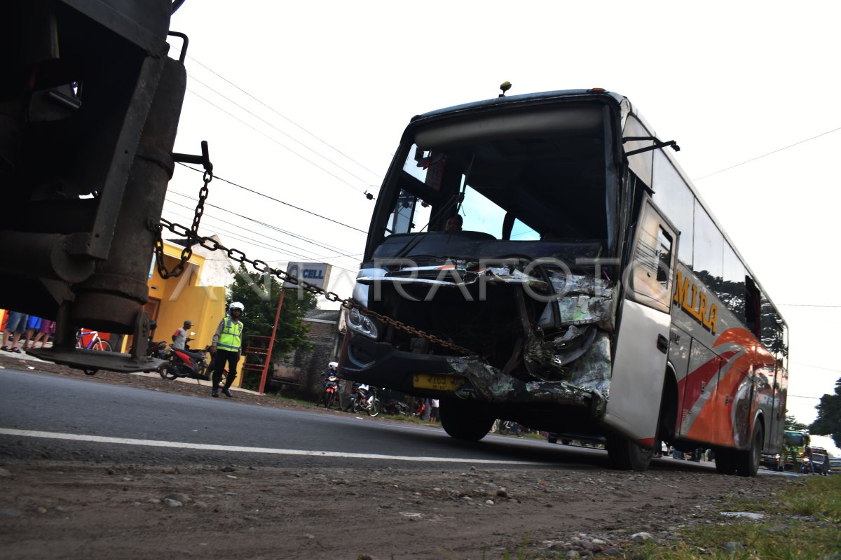BUS TABRAKAN DENGAN TRUK | ANTARA Foto