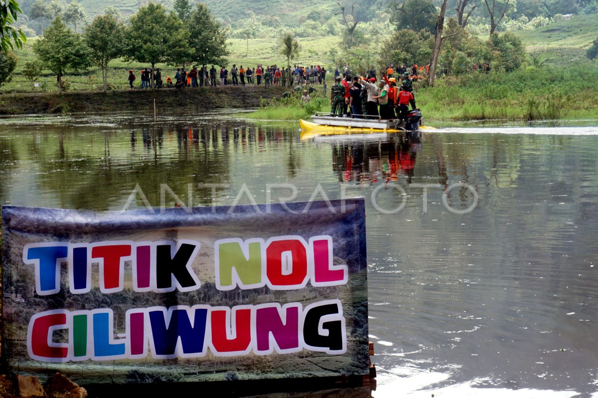 AKSI BERSIH HULU CILIWUNG | ANTARA Foto