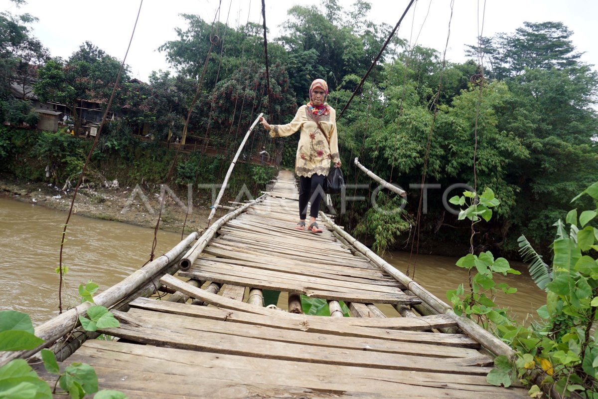 JEMBATAN GANTUNG BOGOR | ANTARA Foto