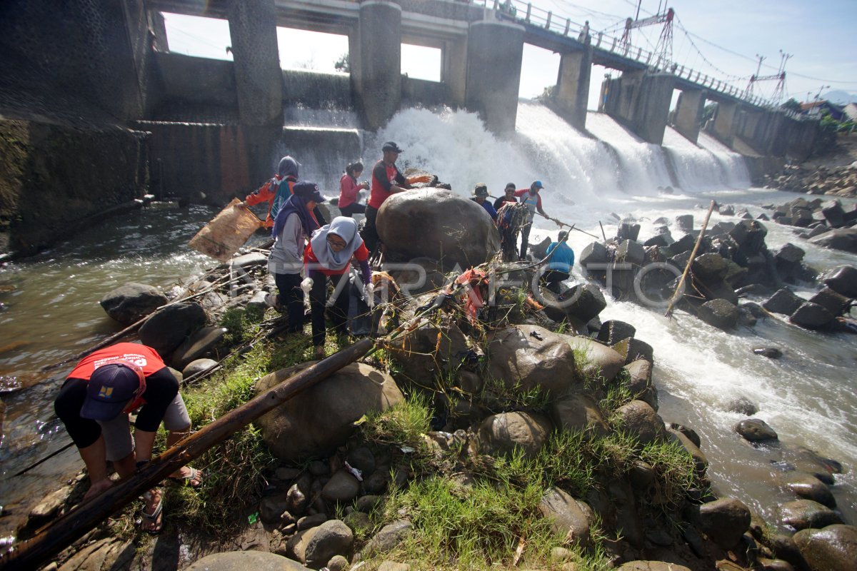 AKSI BERSIH SAMPAH BENDUNG KATULAMPA | ANTARA Foto