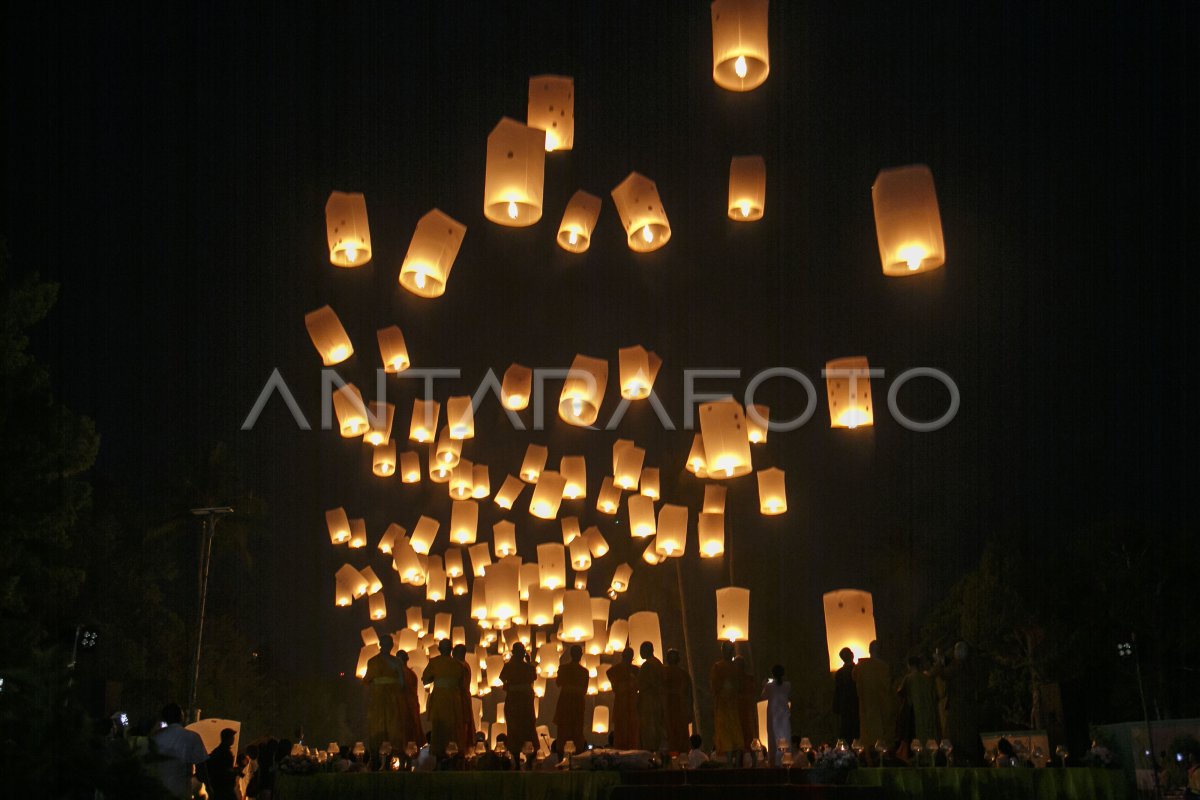 LAMPION WAISAK BOROBUDUR | ANTARA Foto