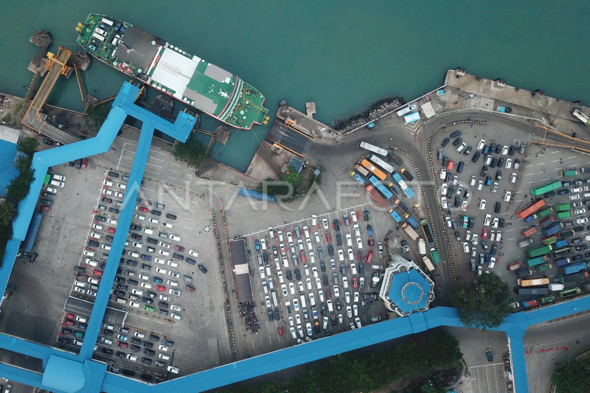 ARUS MUDIK PELABUHAN MERAK | ANTARA Foto