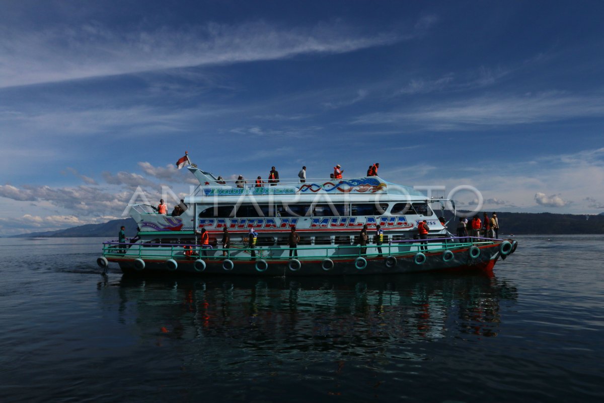 KAPAL MOTOR DANAU TOBA | ANTARA Foto
