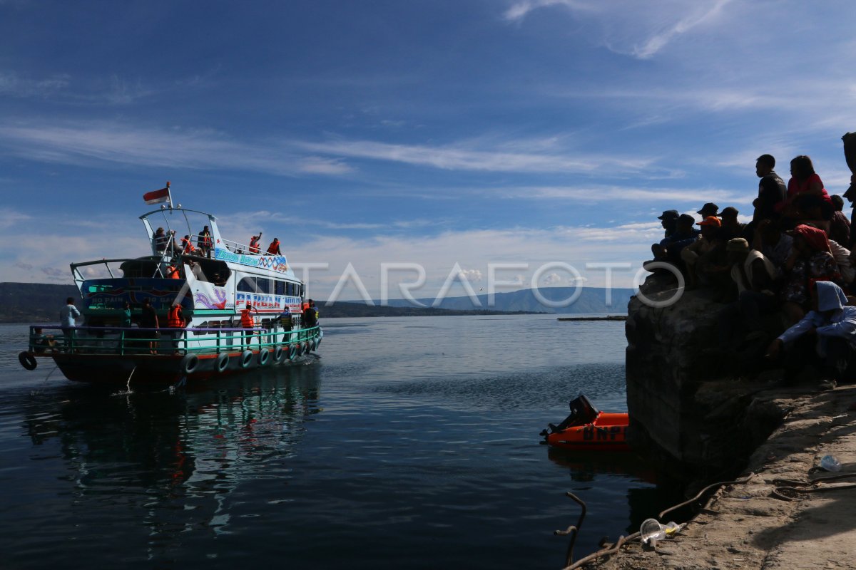 KAPAL MOTOR DANAU TOBA | ANTARA Foto