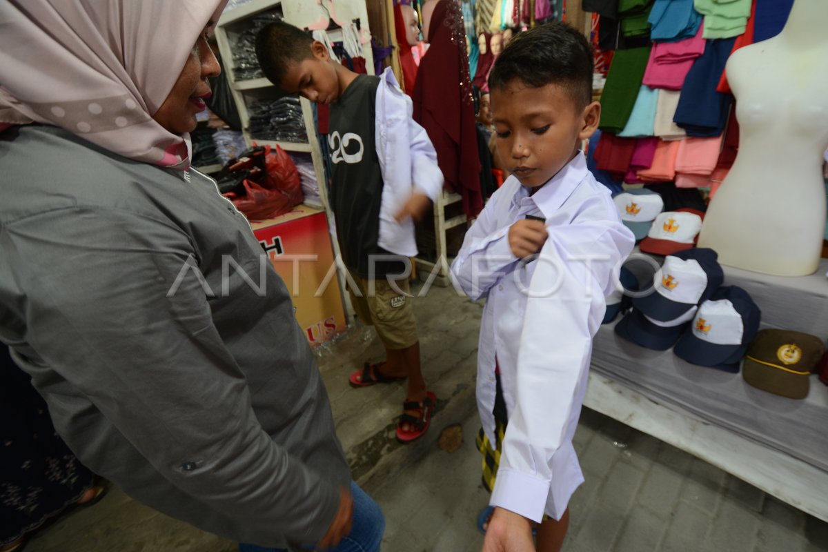 PERMINTAAN SERAGAM SEKOLAH | ANTARA Foto PERMINTAAN SERAGAM SEKOLAH | ANTARA Foto